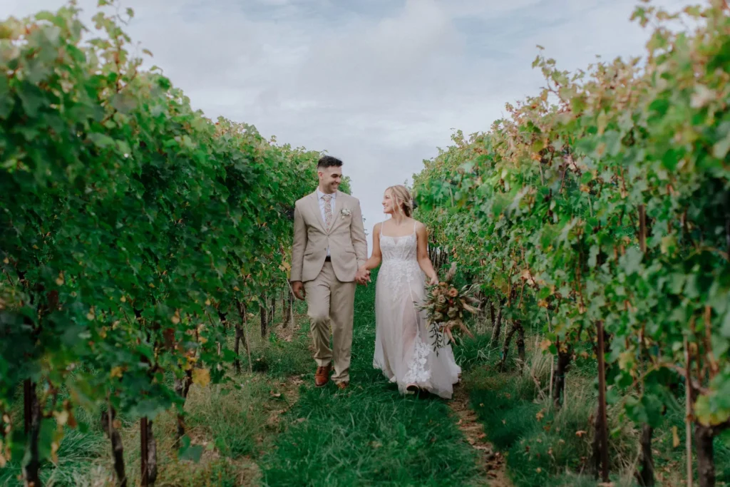 A Food Truck Frenzy and Boho Vibe For This Fall Vineyard Wedding - New ...